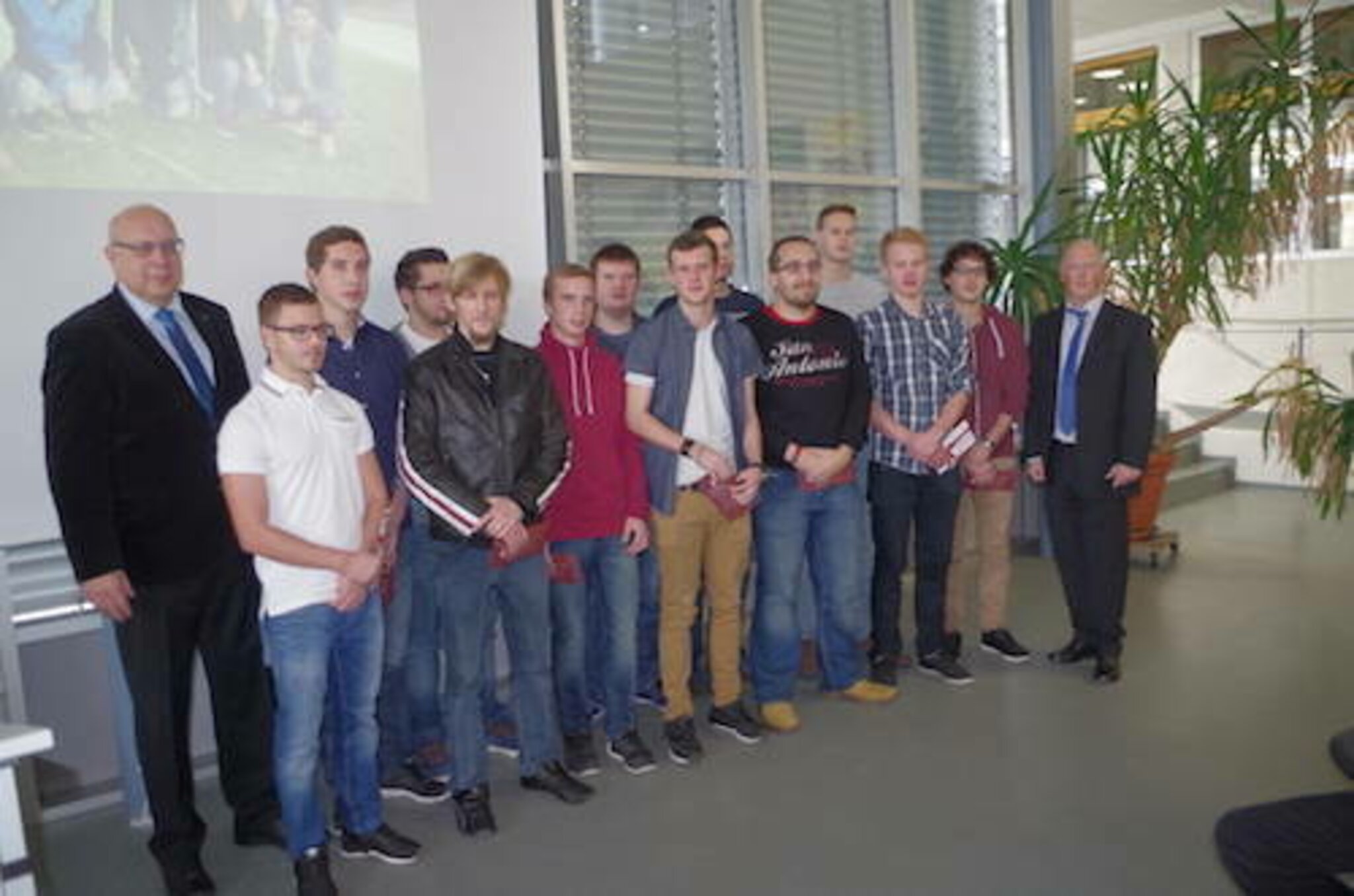 200 Azubis nach Winterprüfung an HGS verabschiedet: Ein Schiff wird ...