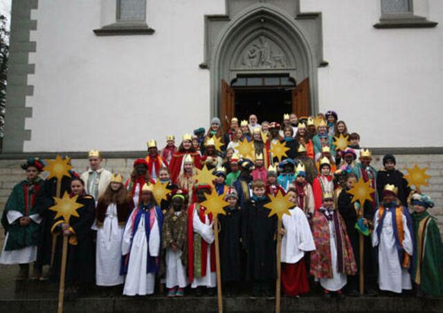 61 Sternsinger und 14 Begleiter zu Dreikönig unterwegs: Steißlinger Sternsinger sammeln über 10. ...