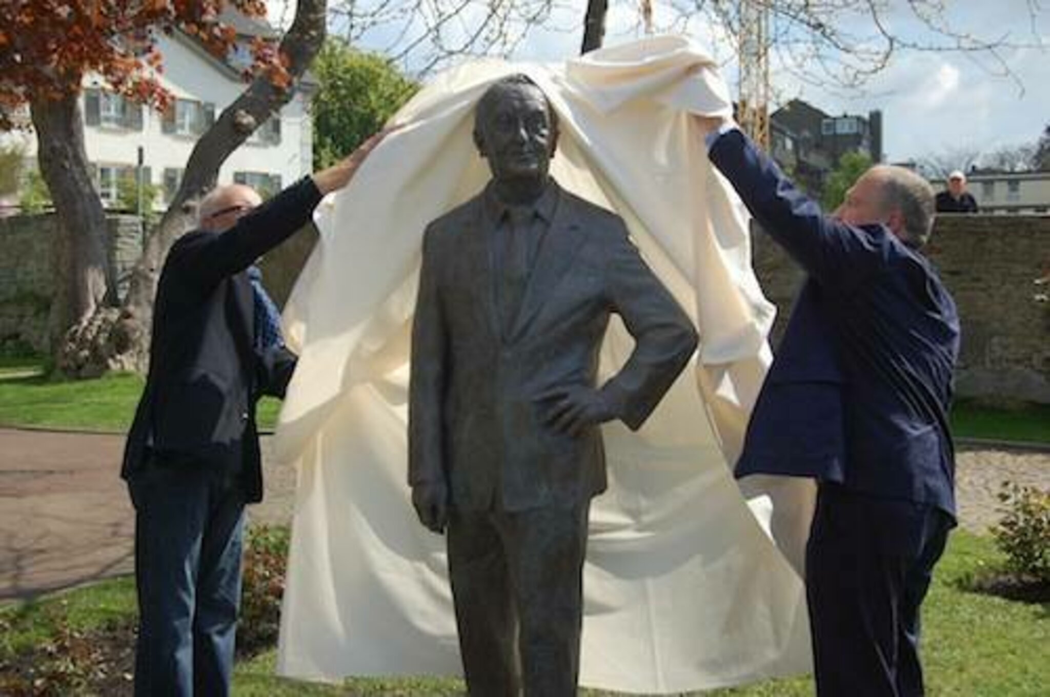 Werner Messmer Statue offiziell eingeweiht: Ein Zeichen der ...