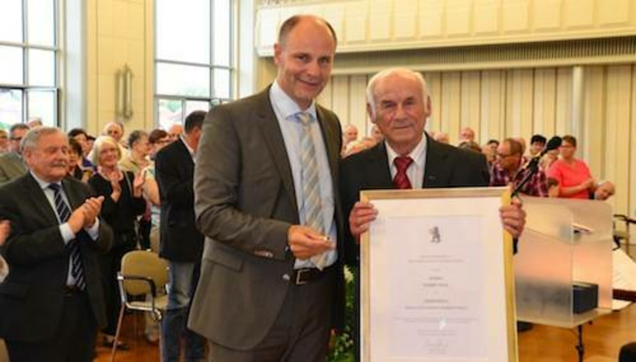 Harry Falk erhält Singener Ehrenring: »Vorbild für gelebte Demokratie ...