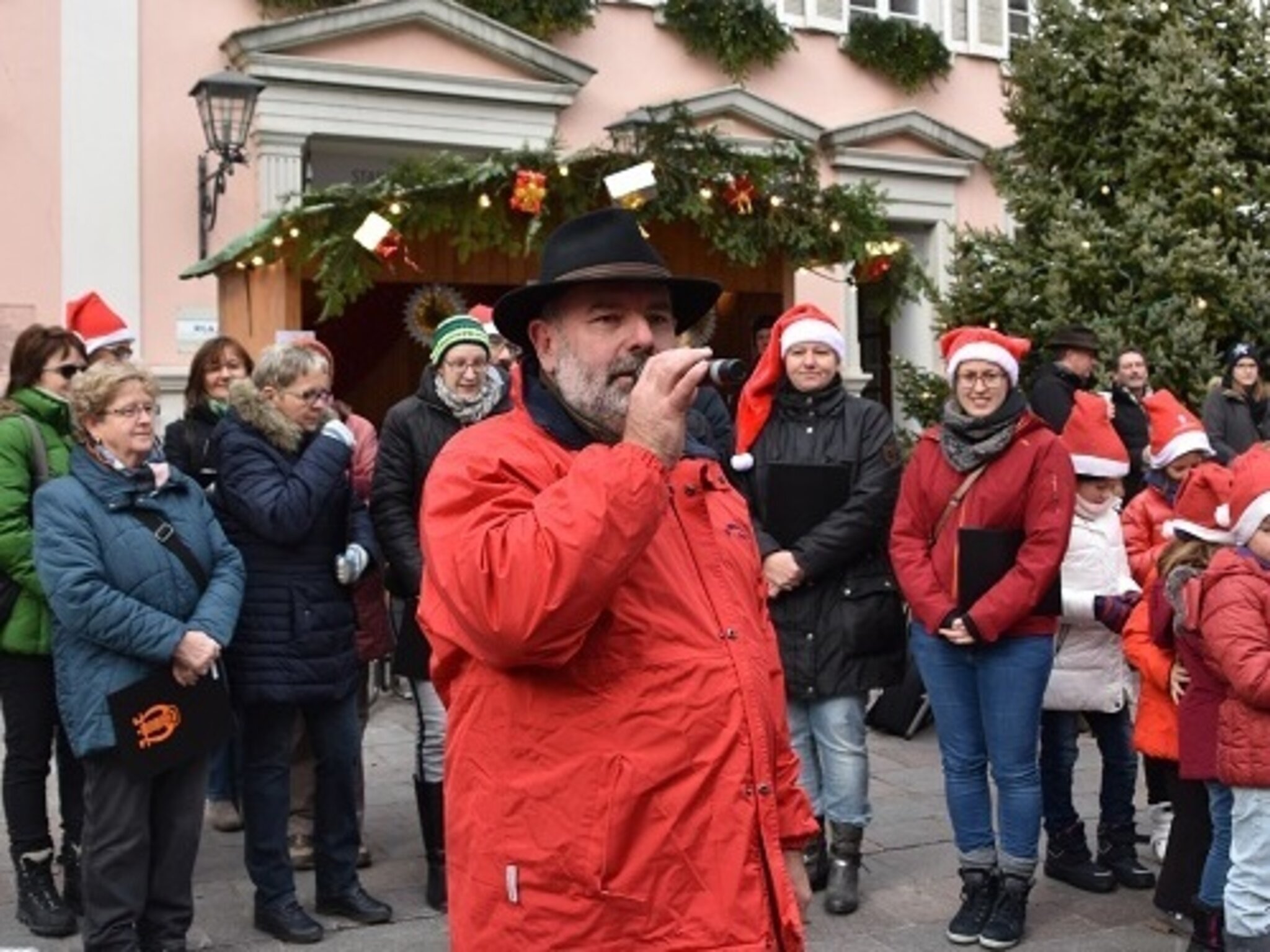 Engener Weihnachtsmarkt feierlich eröffnet: Auftakt in den Advent - Engen
