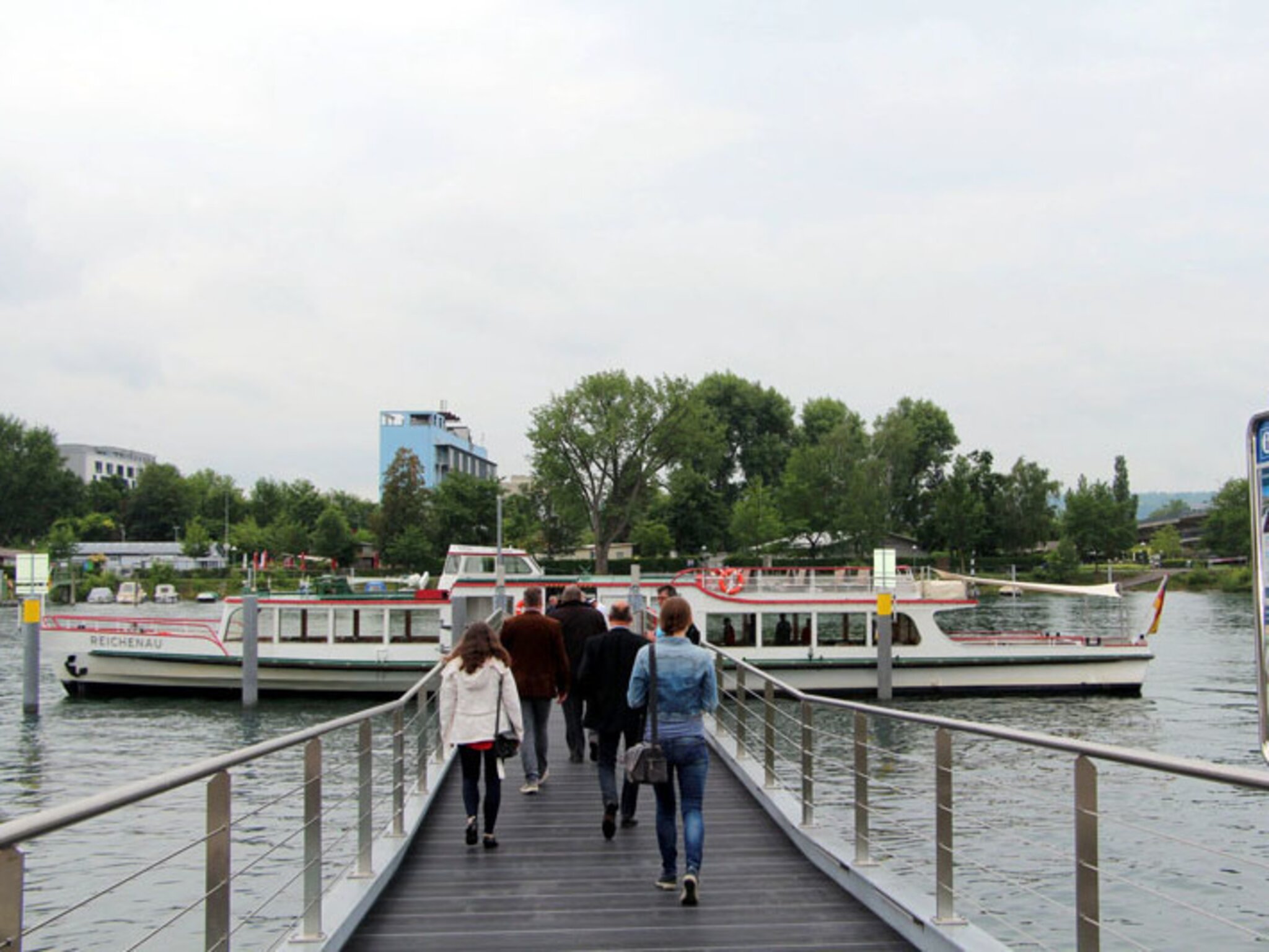 Neue Steganlage ermöglicht auch Betruieb beim aktuellen Niedrigwasser: Wasserbus war eine ...