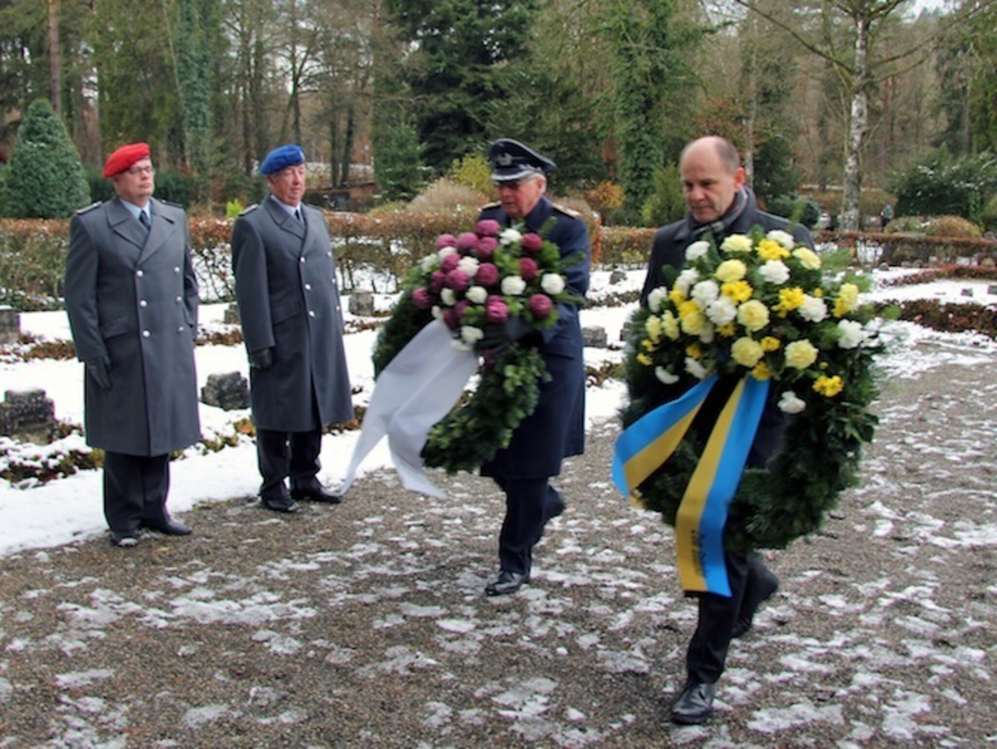 Gedenkveranstaltung mit Musik- und Wortbeiträgen der Gymnasien: Kranzniederlegung am ...