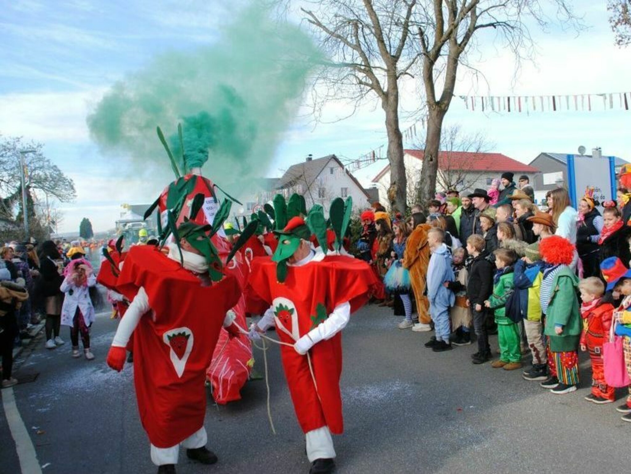 Höriumzug bei den "Rettichen" zieht die Massen an: "Die Welt zu Gast in ...