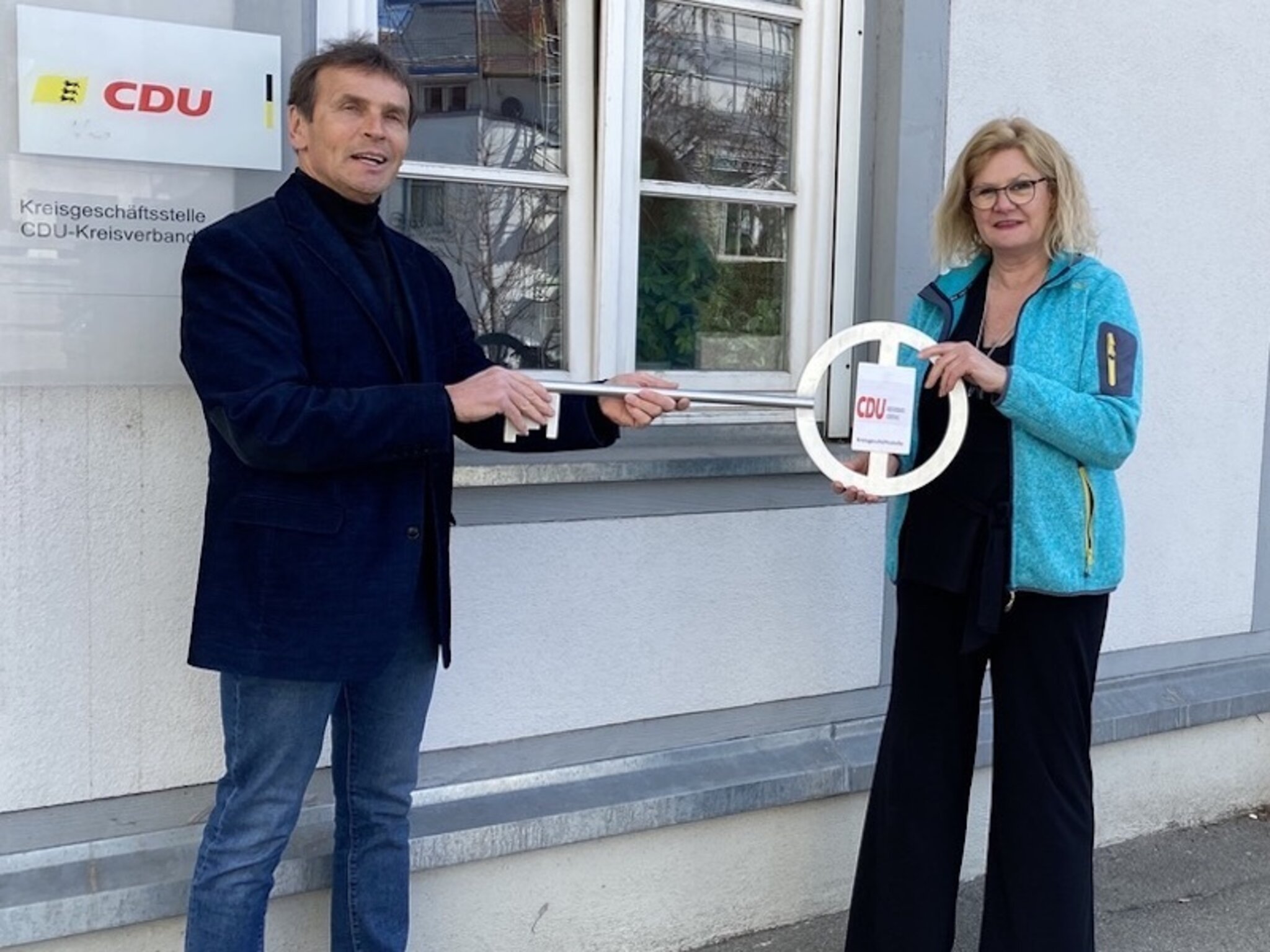 Symbolische Schlüsselübergabe des Kreisvorsitzenden Willi Streit an ...