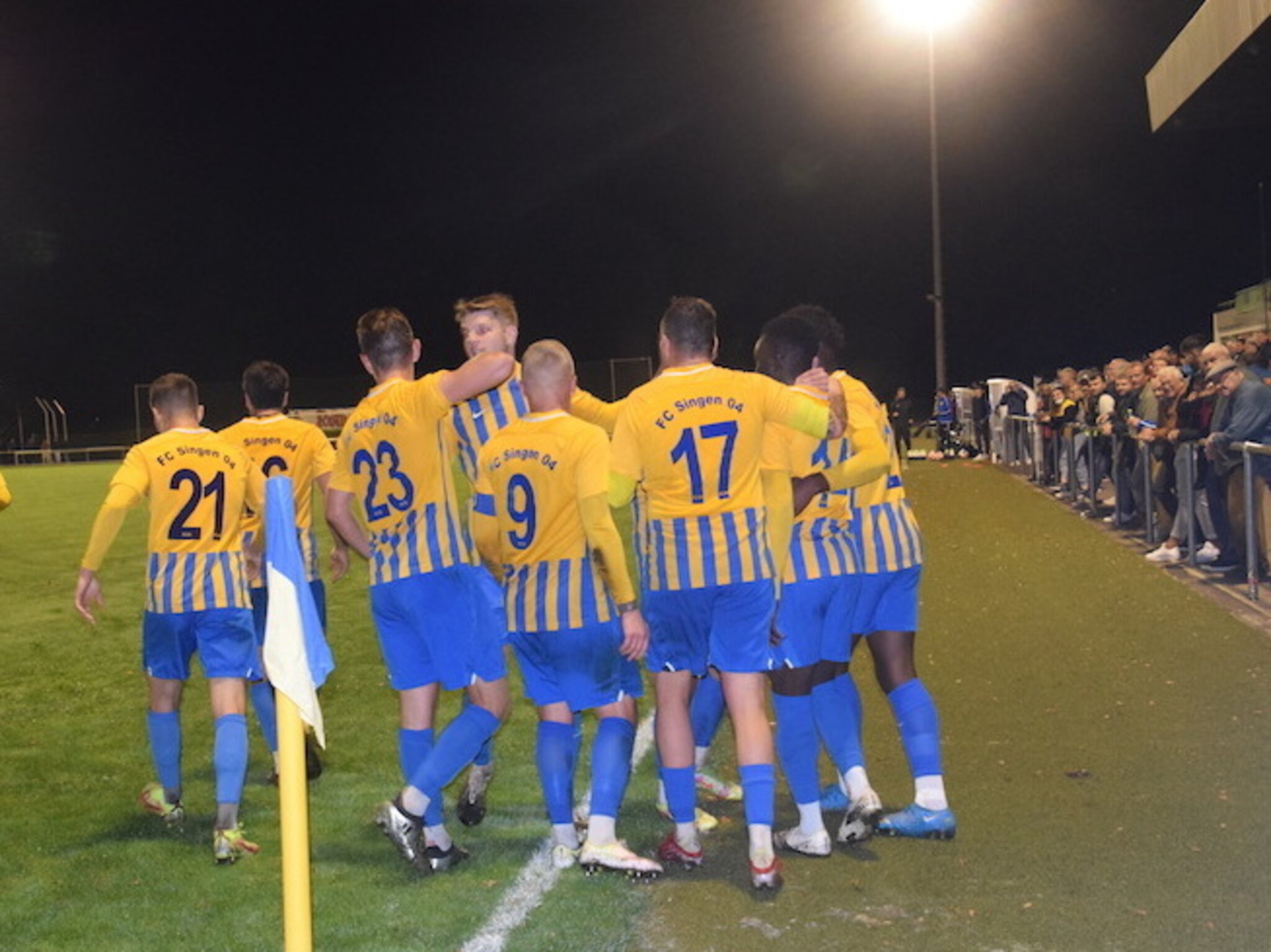 FC Singen gewinnt unter Flutlicht verdient mit 3:1 gegen den FC ...