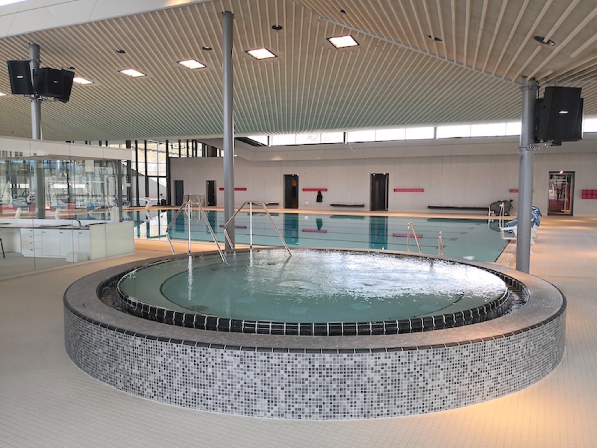 Nach vielen Verzögerungen und Preissteigerungen startet der Badebetrieb ...