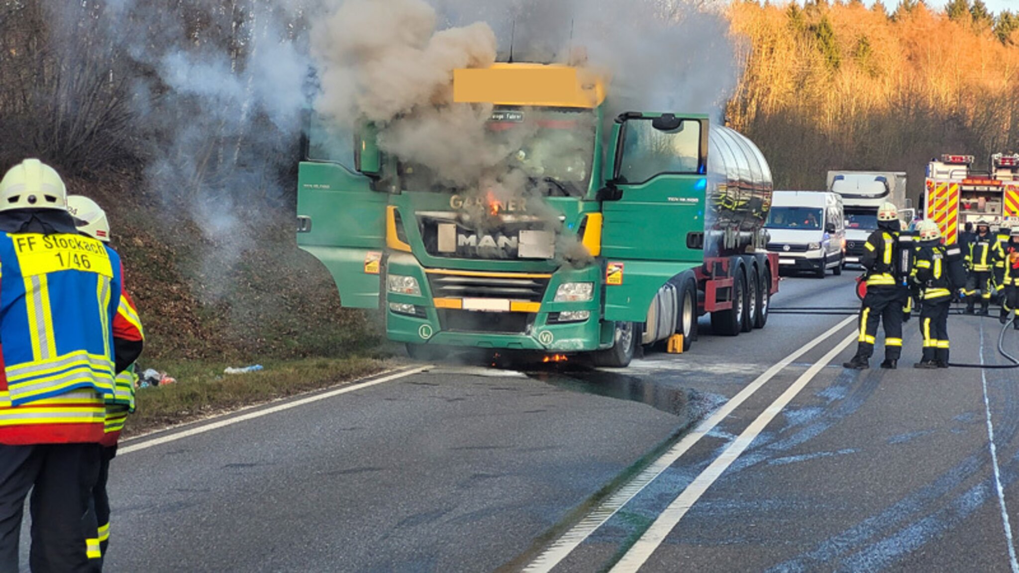 Feuerwehren im Einsatz / Langer Rückstau: Brennender LKW auf der B31 neu - Stockach