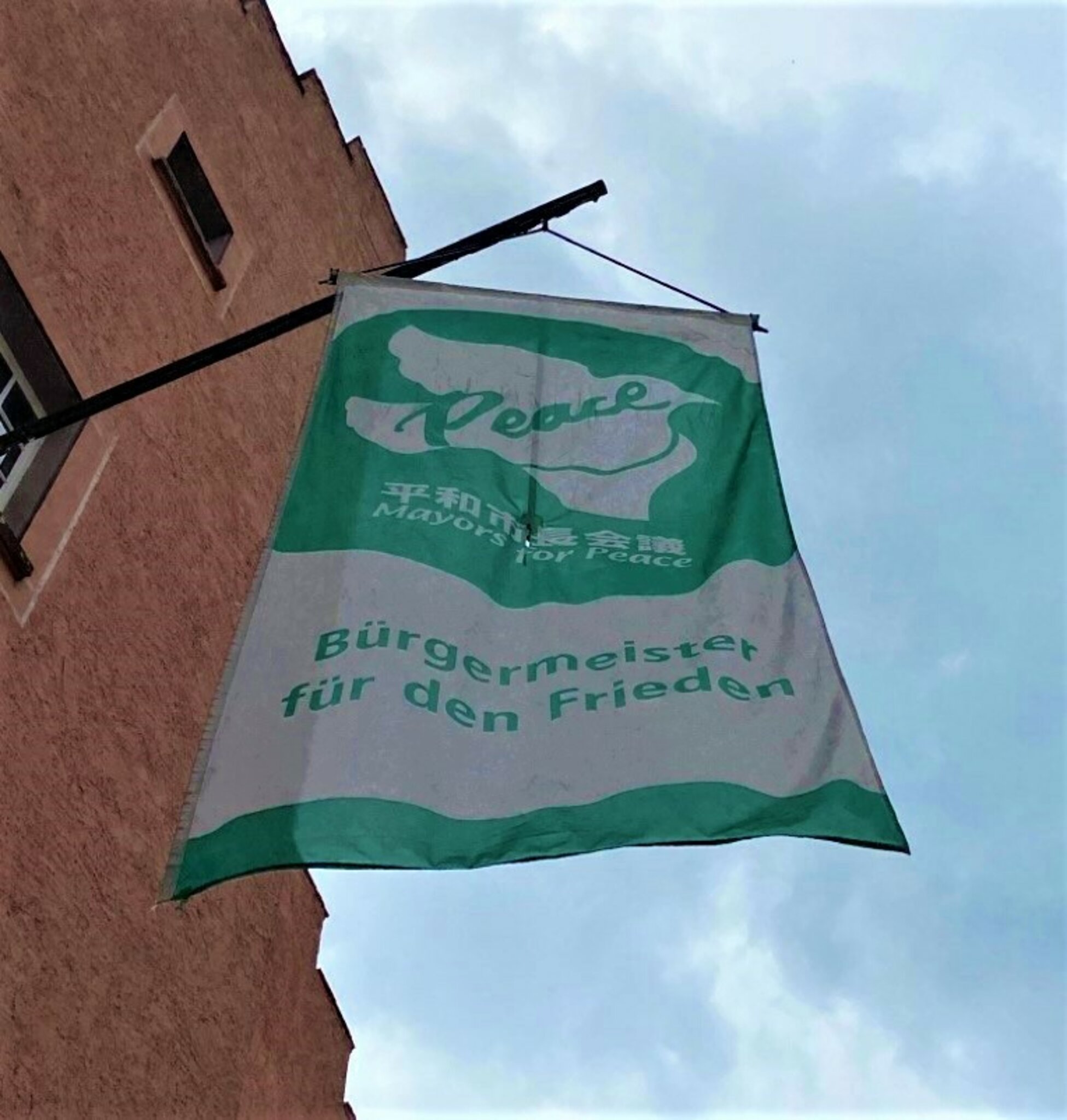 BürgermeisterInnen für den Frieden: Stadt Engen zeigt Flagge - Engen