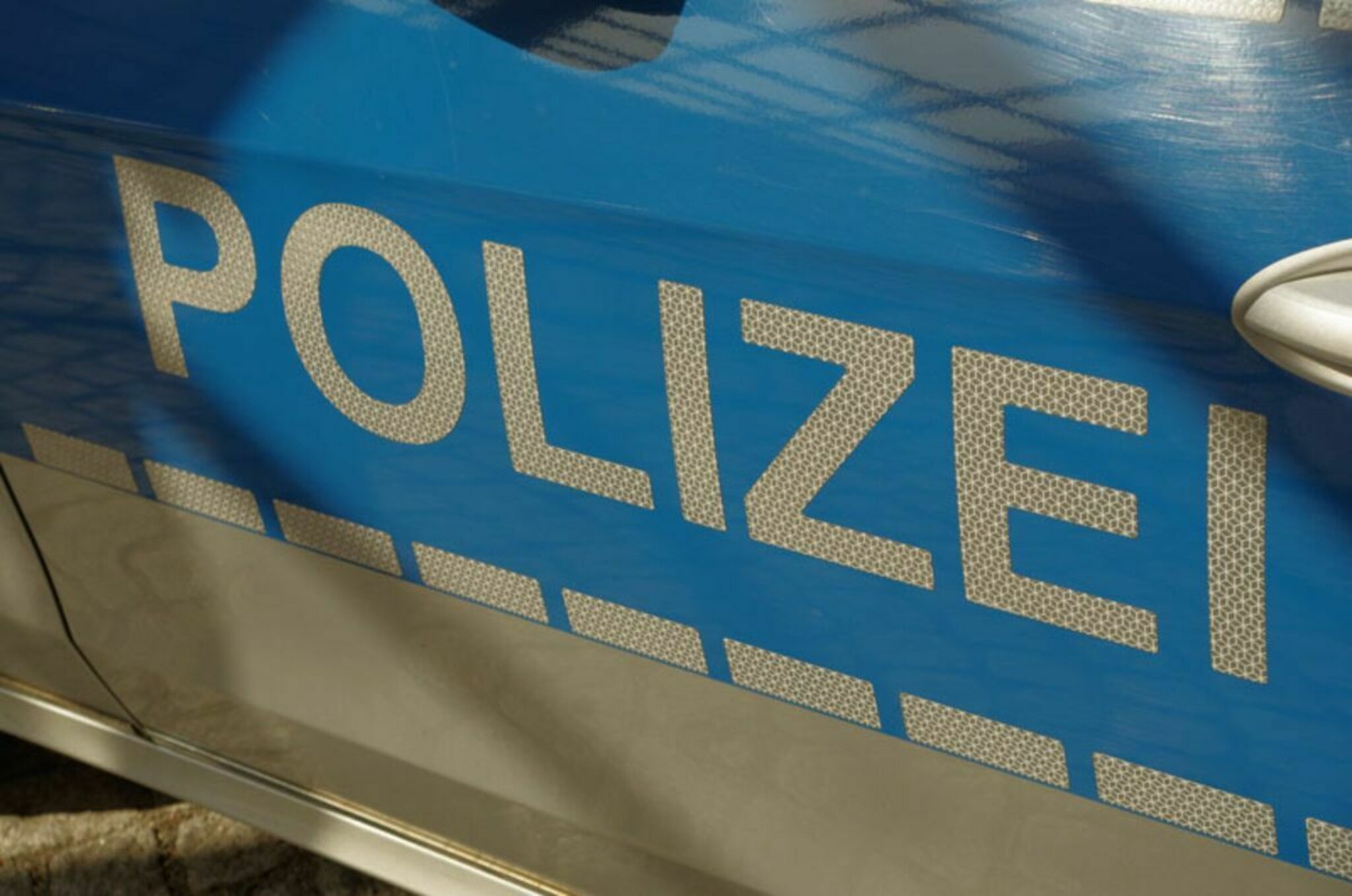 Polizei sucht Hinweise: Grauer VW Caddy auf Parkplatz zerkratzt - Gottmadingen