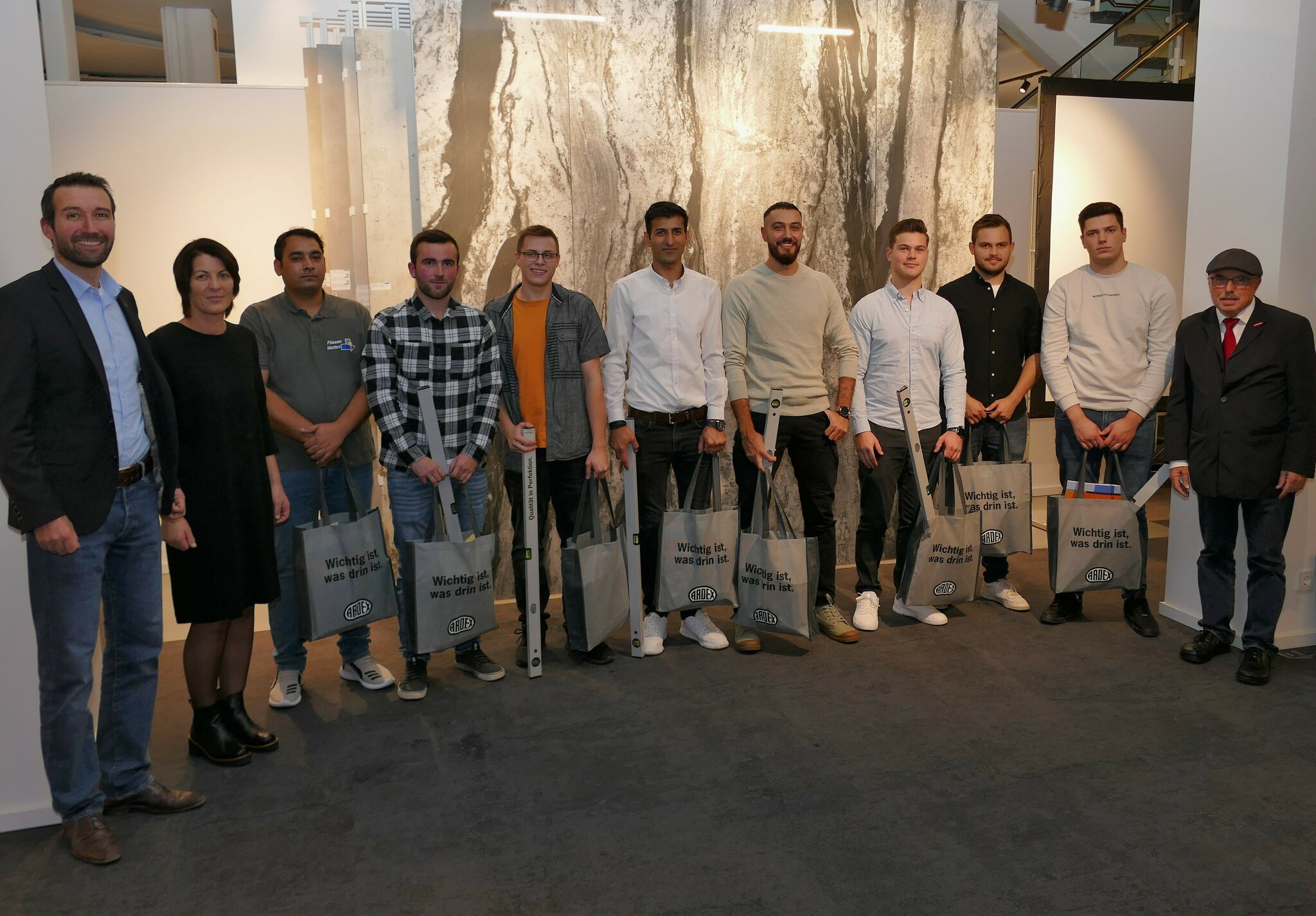 Stolze Leistung der Gesellen: Zehn Fliesenleger offiziell in den Gesellenstand erhoben - Singen