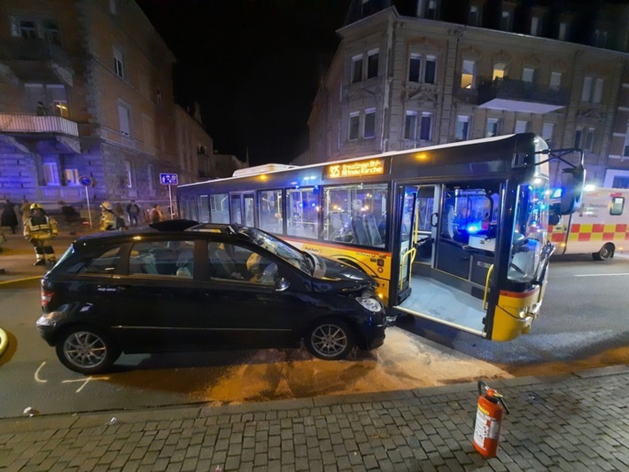 Fahrgäste Als Zeugen Gesucht Auto Fährt Seitlich Gegen Linienbus