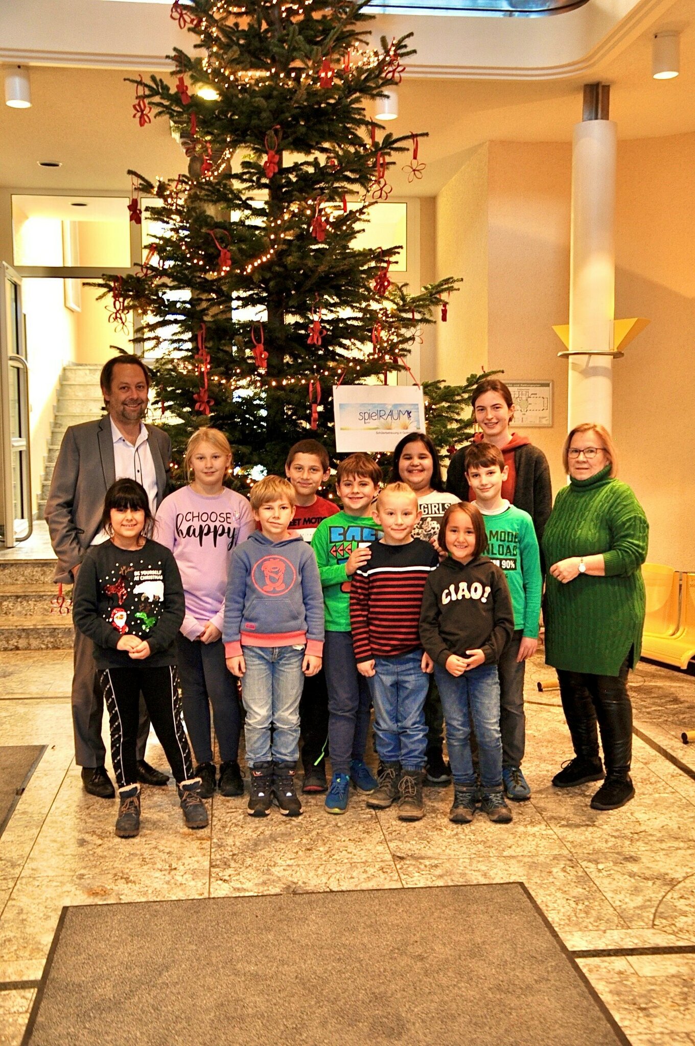 Gottmadingen: Weihnachtsbaum strahlt im Rathaus - Gottmadingen