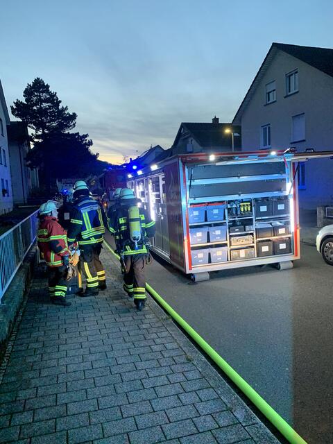 11 Fahrzeuge der Feuerwehr in Singen im Einsatz: Mehrere Gebäude wegen ...