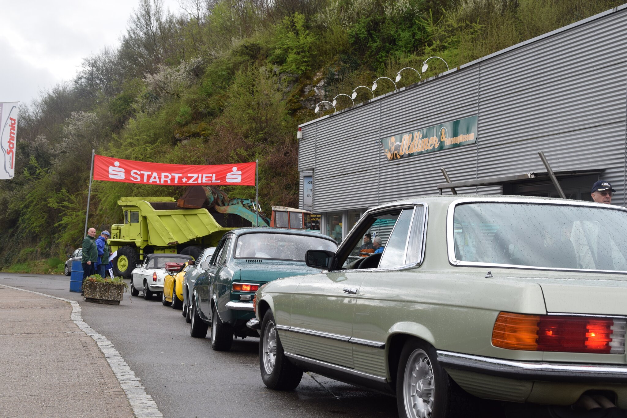 Symbiose zwischen Oldtimern und Altstadt: 65 Oldtimer-PKW bei der Hegau ...