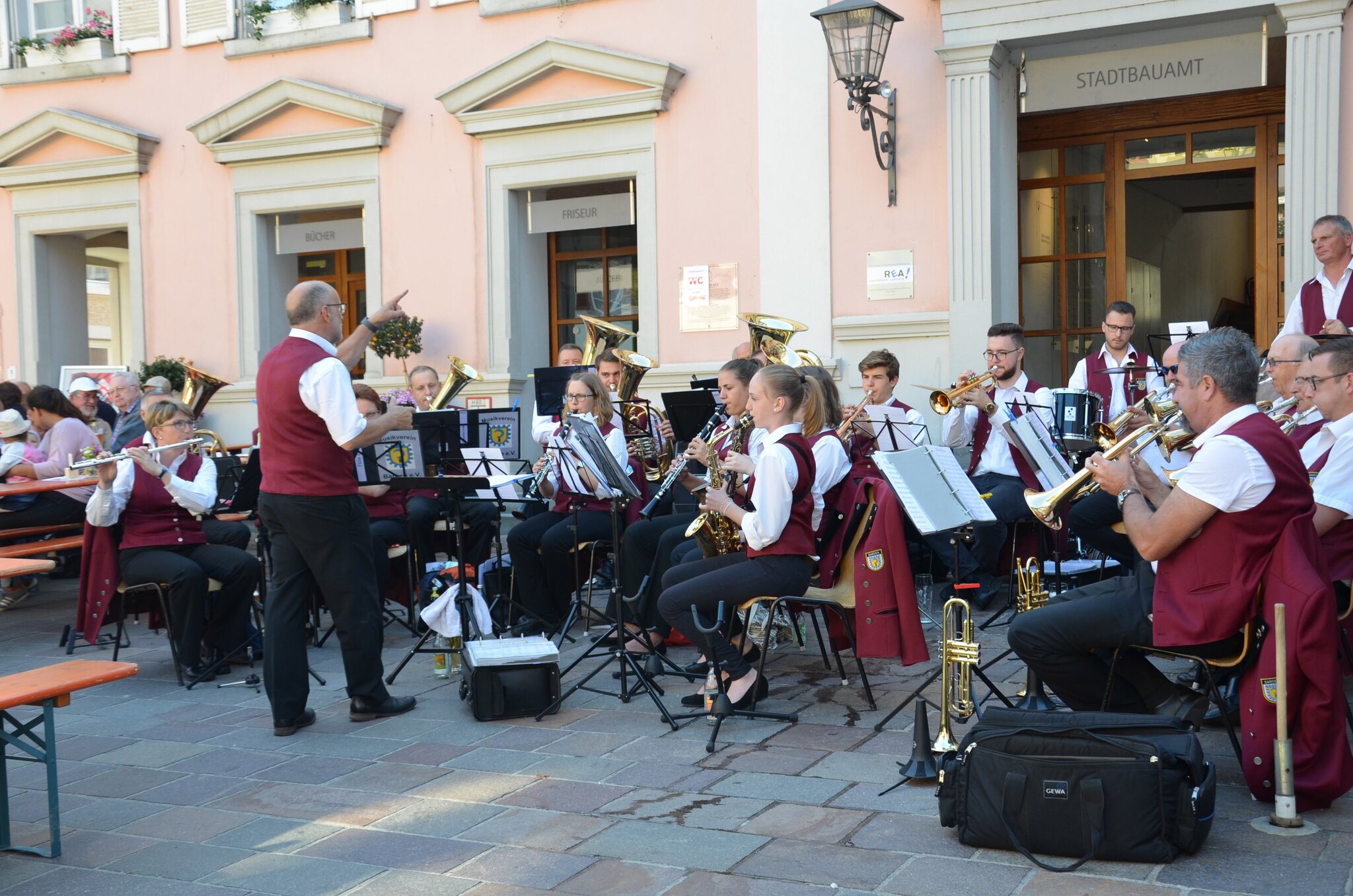 Gmütlicher Treff auf dem Marktplatz: Musikverein Bargen spielt zum ...