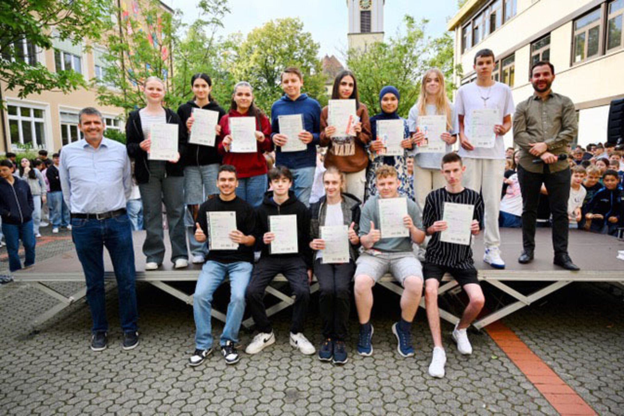 PET und DELF Abschlüsse an der Zeppelin-Realschule: Mit Sprachdiplom in ...