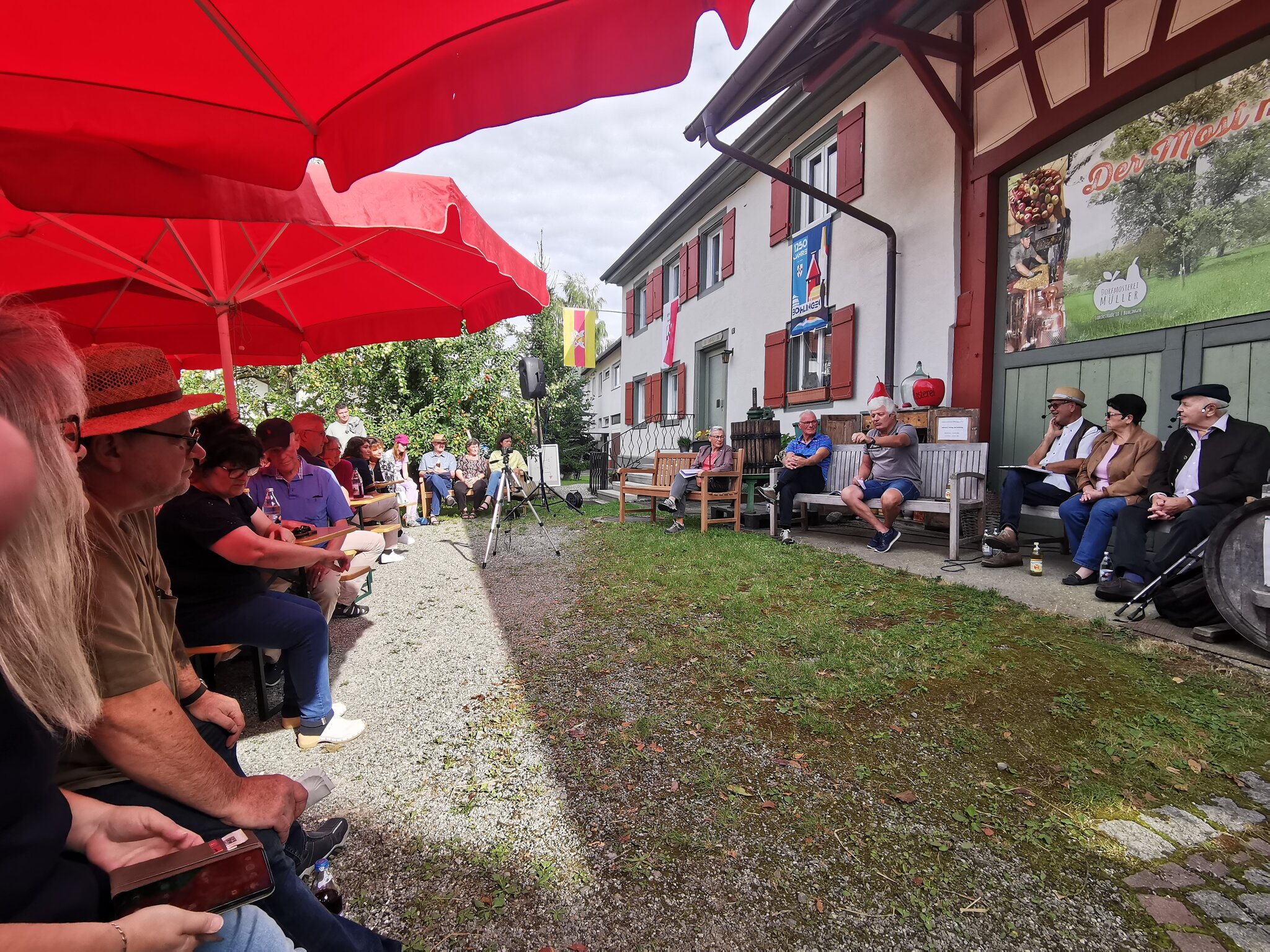 Riesenandrang beim Bohlinger "Bänkle": Alte Dorfgeschichten in die ...