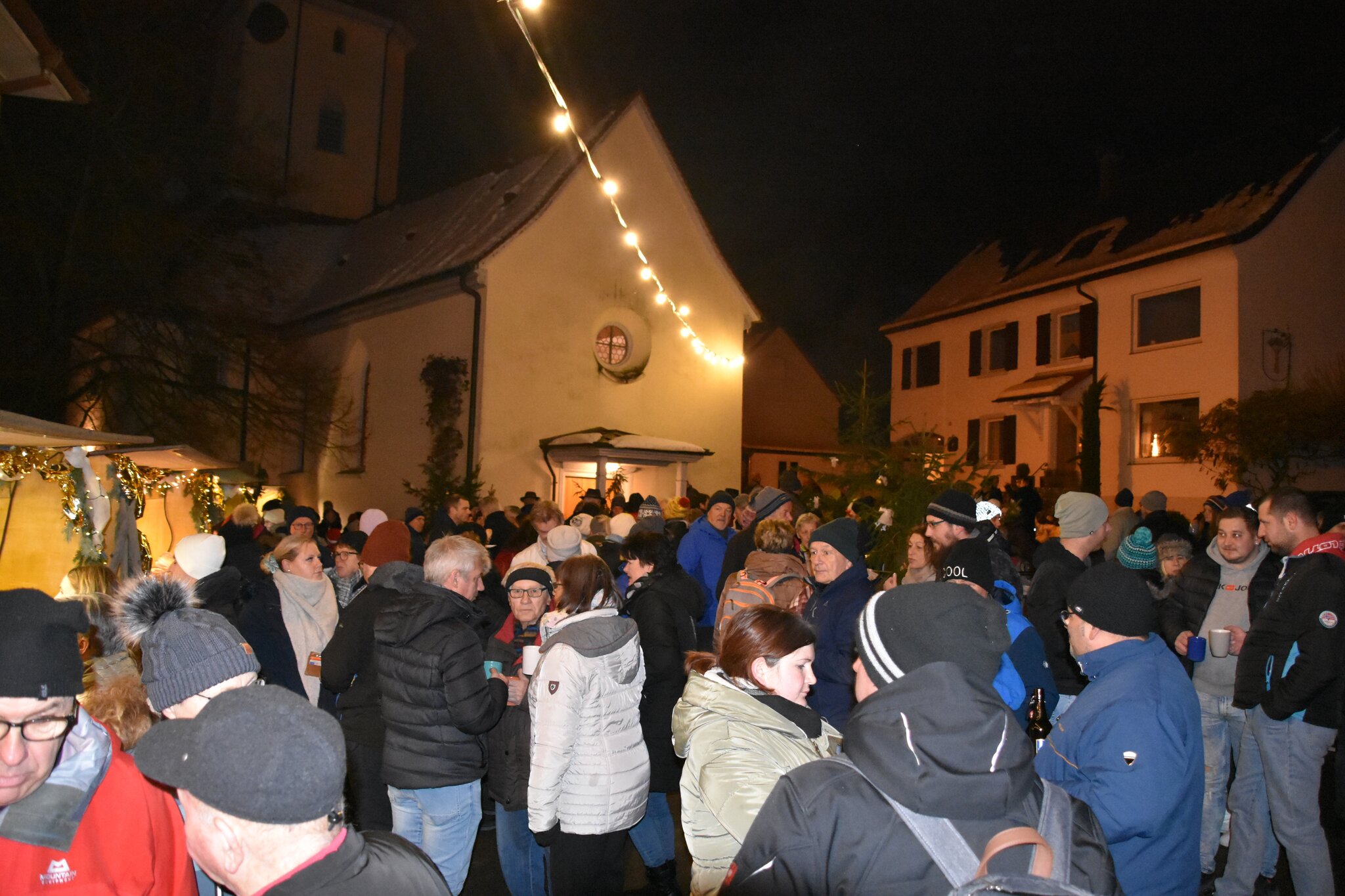 Ebringer Weihnachtsmarkt: Ein Dorf in heimelige Weihnachtsatmosphäre ...