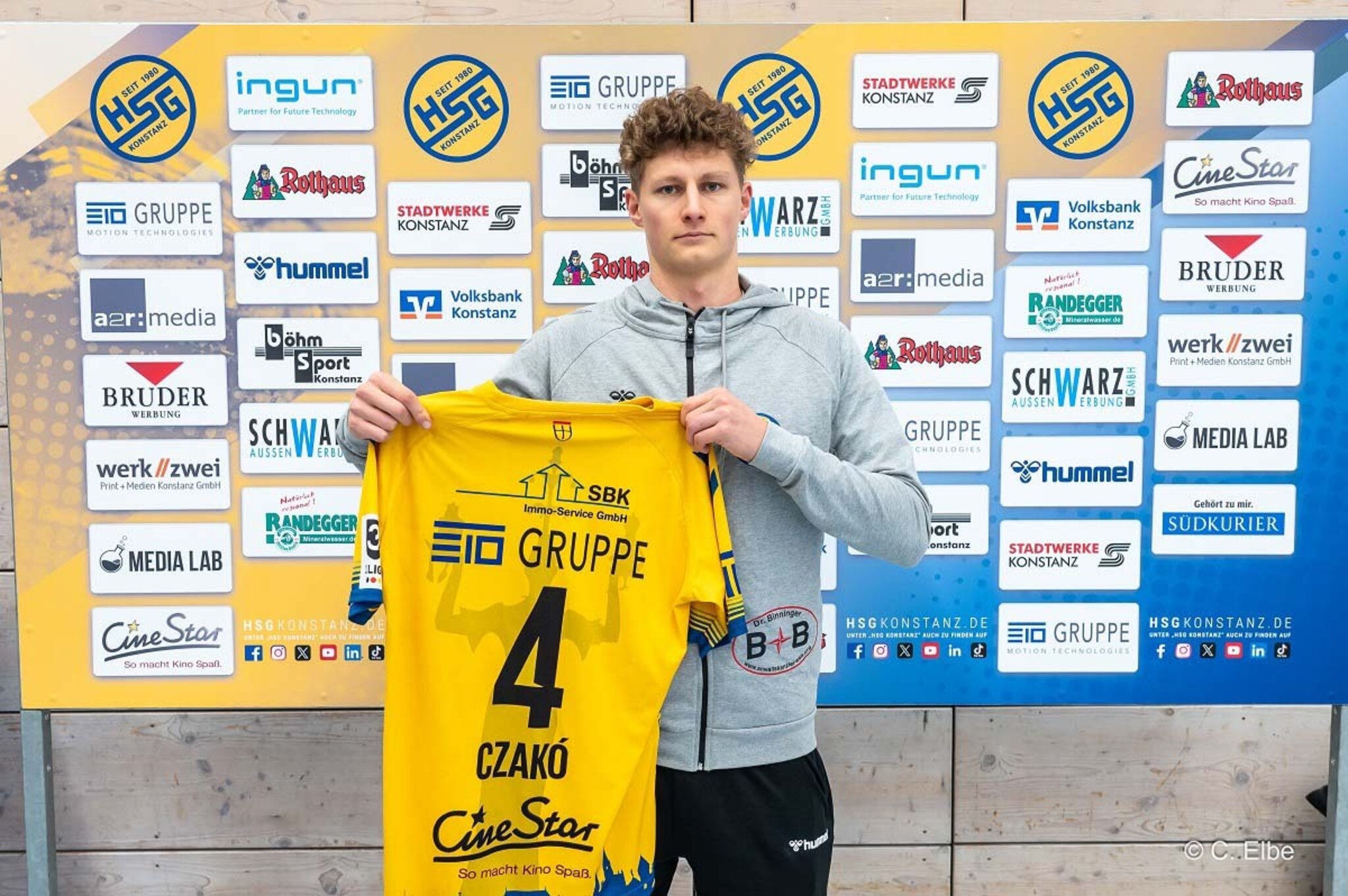 Linksaussen ist wichtige Stütze: Aron Czako verlängert Vertrag um 3 ...