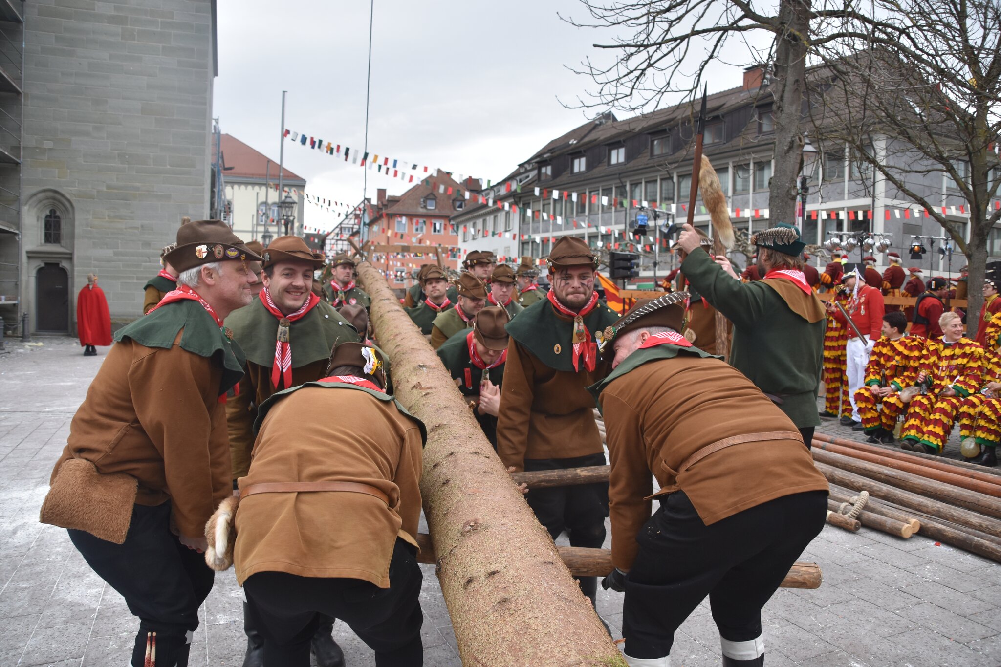 20 Minuten schneller als in 2023: Holzhauer legen beim Narrebommsetze ...