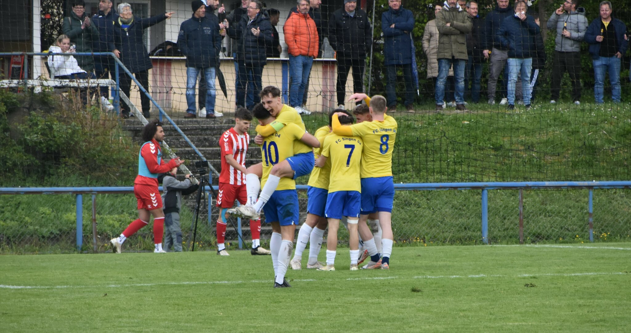 3:1 Auswärtssieg im Derby gegen Konstanz: Der FC Singen gibt die rote ...