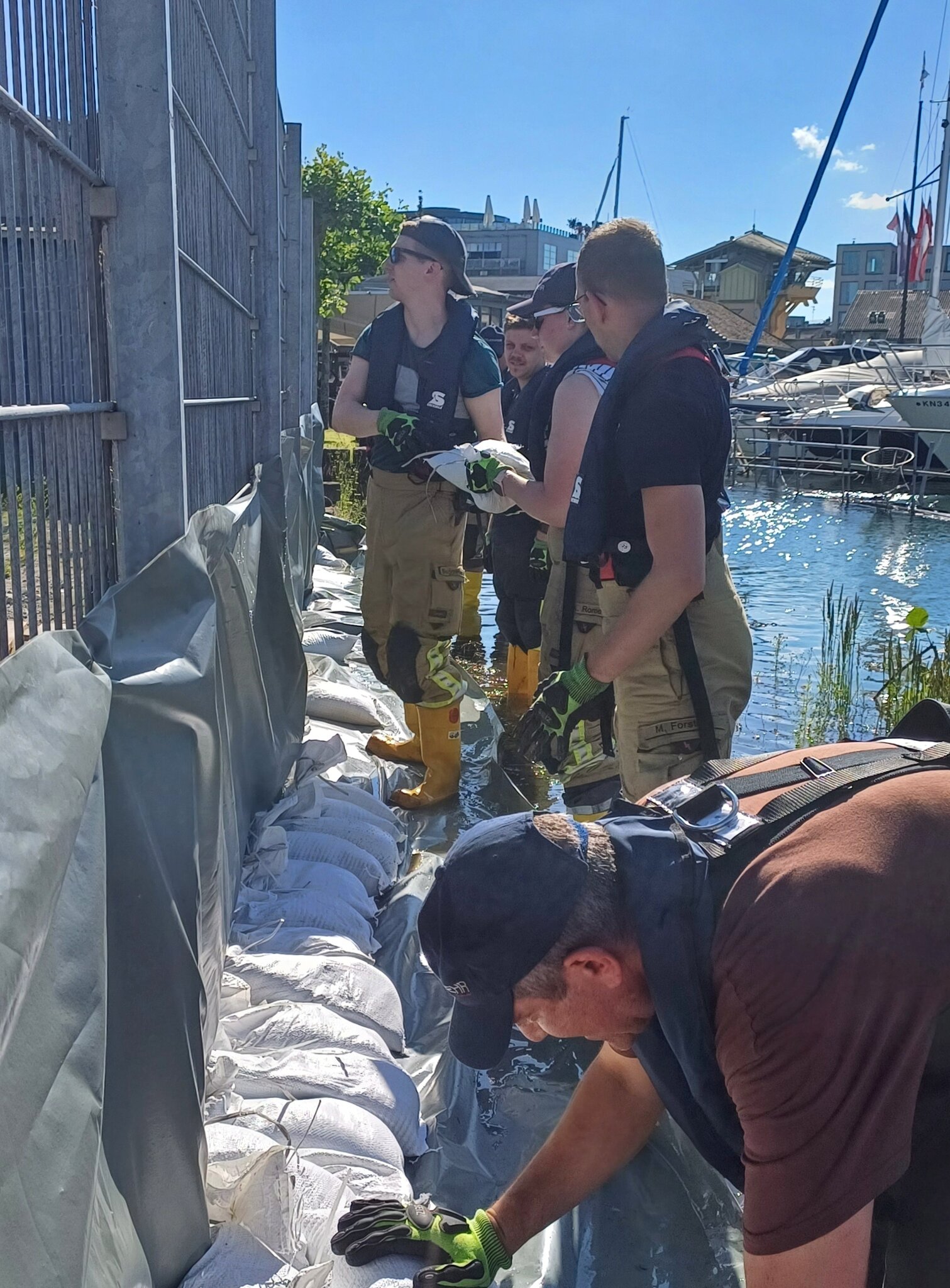 Sandsäcke und Absperrungen - und Pöbeleien: Feuerwehr trifft ...
