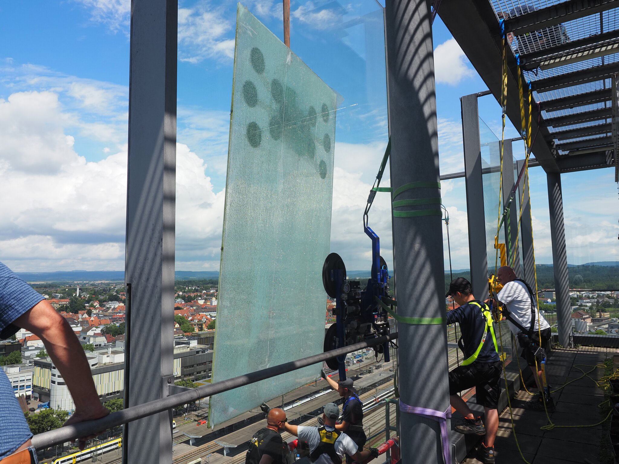 Zwei Jahre Vorlauf für Firma Konzept nötig: Ein Tag Arbeit für Fenstertausch am Hegau-Tower - Singen