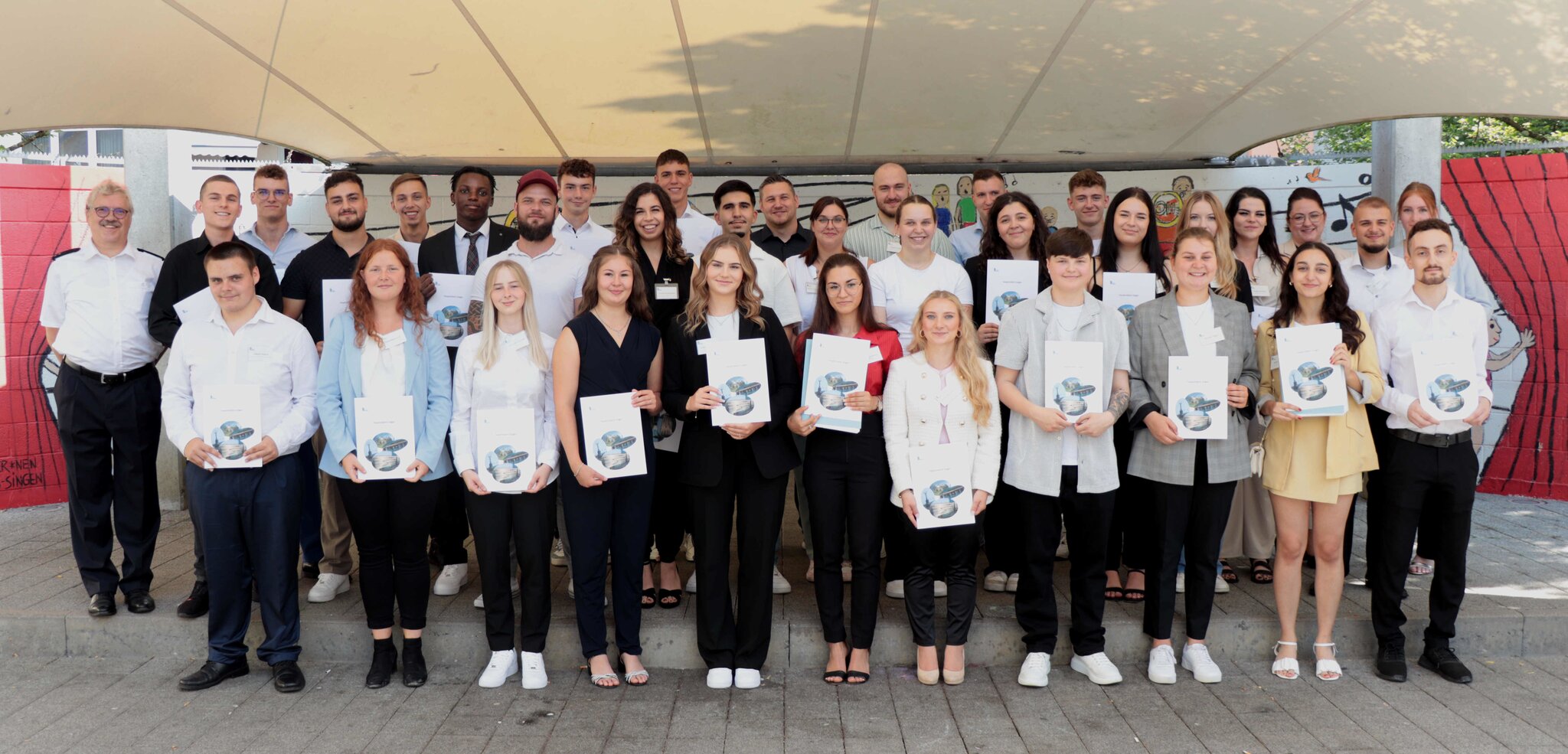 Berufseinstieg: 68 junge Menschen starten ihre Karriere beim Zoll - Singen