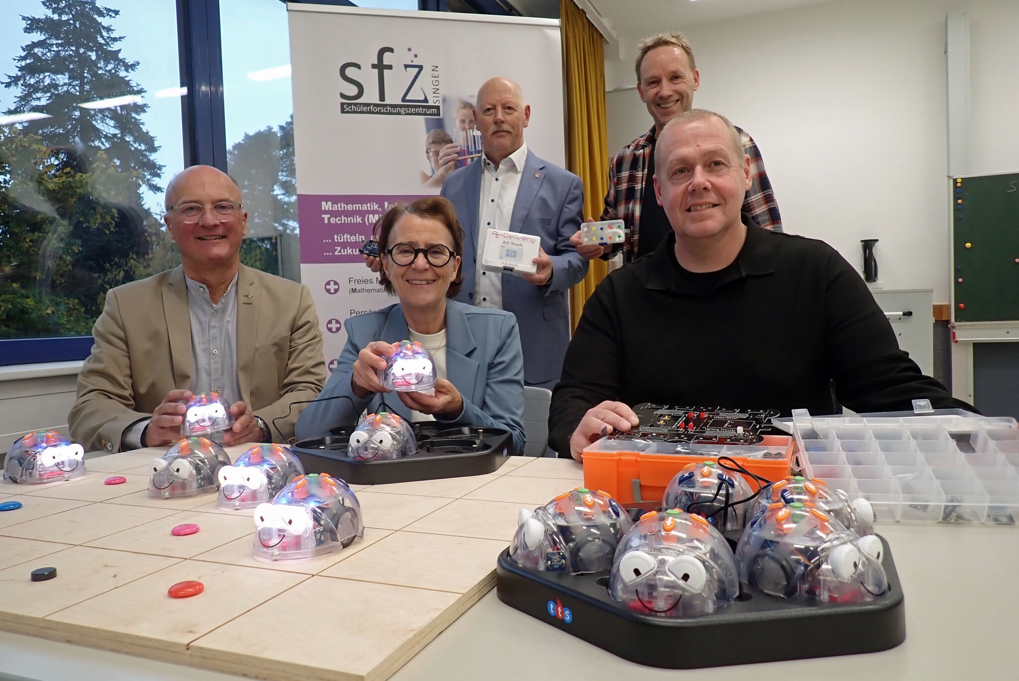 Schöne Spende von "Singen aktiv": "Bluebots" eröffnen digitale Welten für junge Forscher - Singen