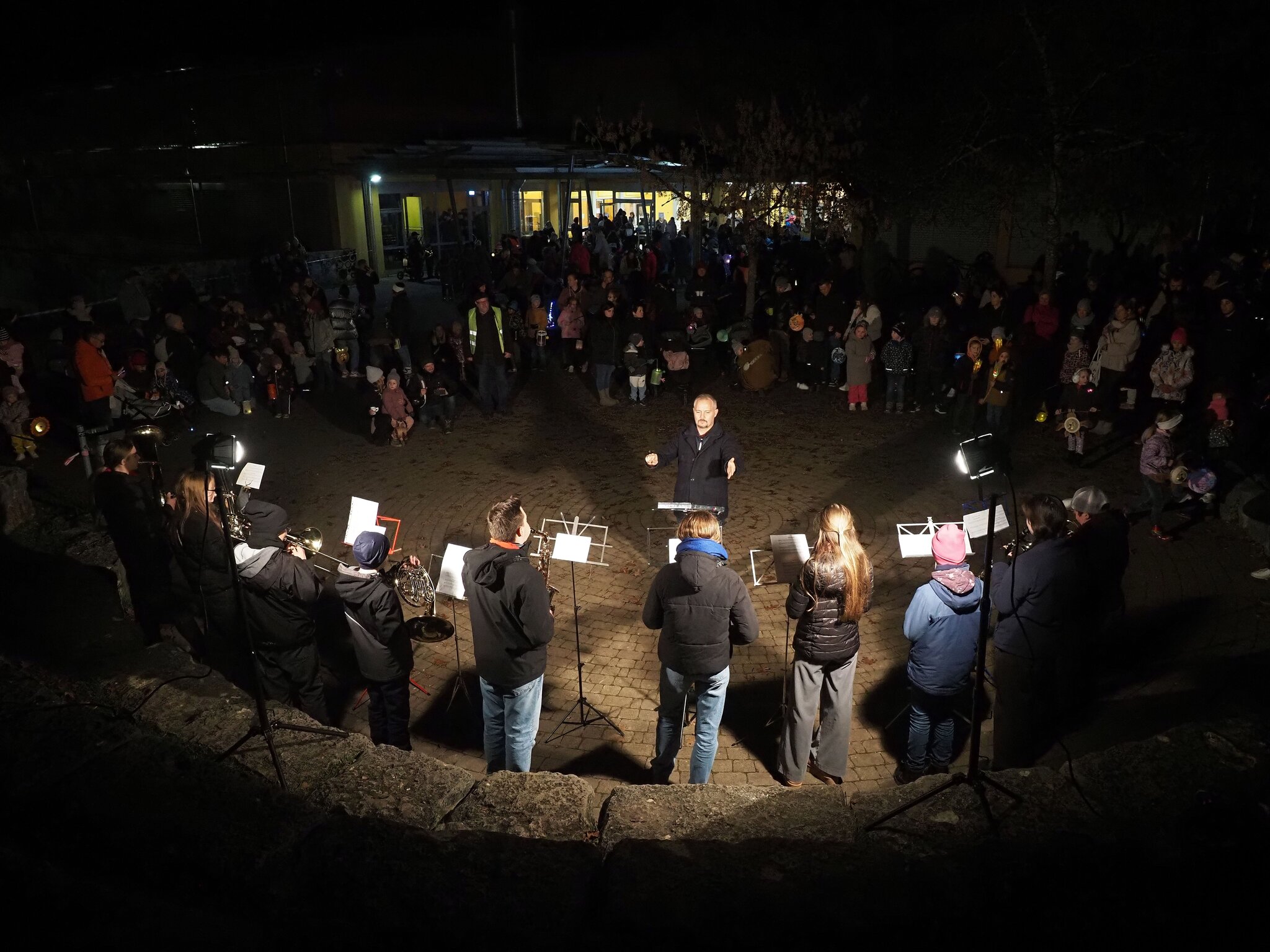 Hunderte von Laternen im Rielasinger Schlosspark: Den Martinsumzug ...