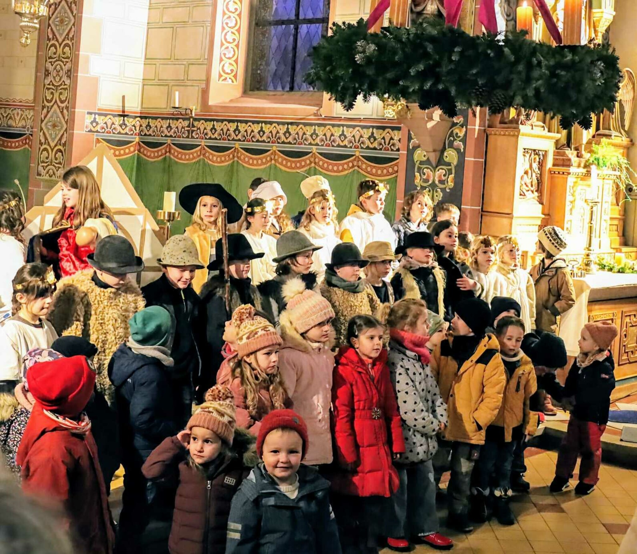 Schöner Rahmen vor dem Weihnachtsmarkt: "Freude, Freude" als ...
