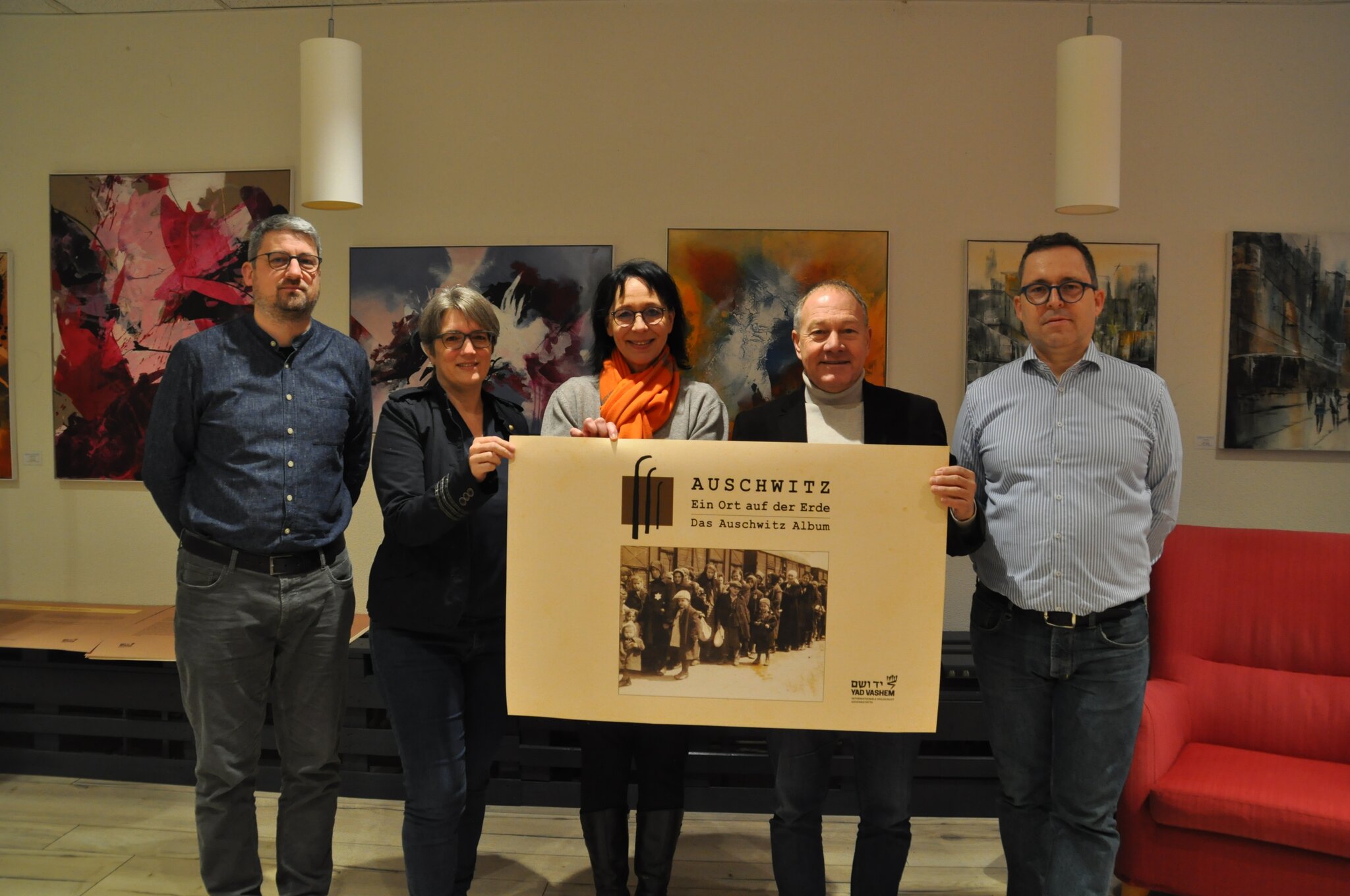80 Jahre Auschwitz-Befreiung: Mit Bild, Buch und Film die Erinnerungen ...