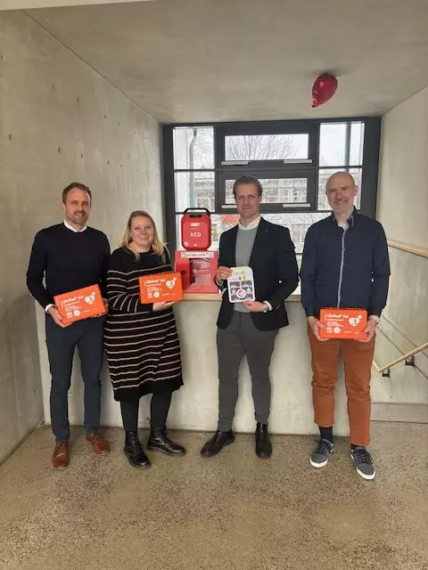 Lebensretter an der Schule: BSZ Stockach erhält Defibrillator von der ...