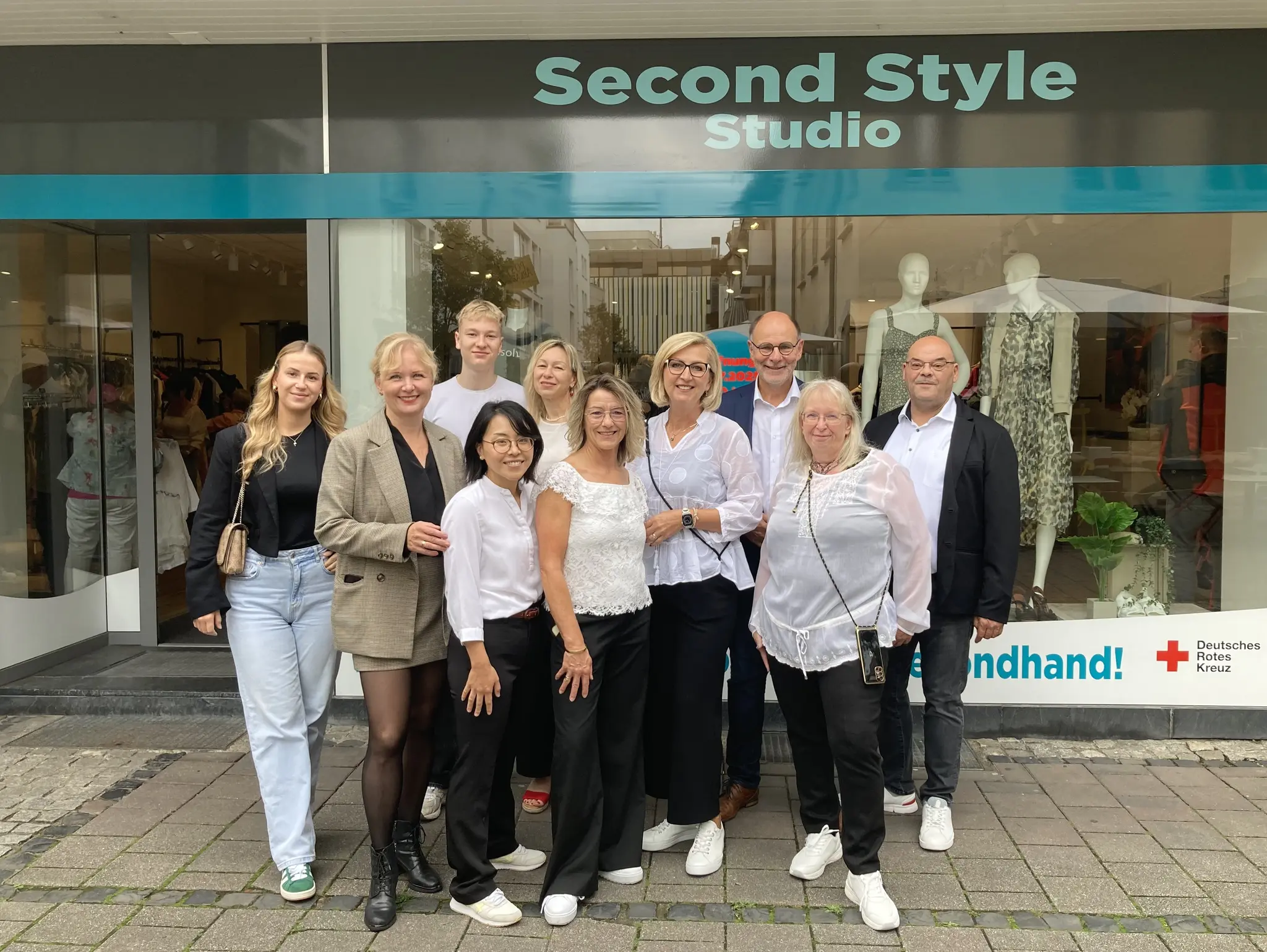 Reger Zulauf bei der Eröffnung des besonderen DRK-„Second-Style-Studios ...