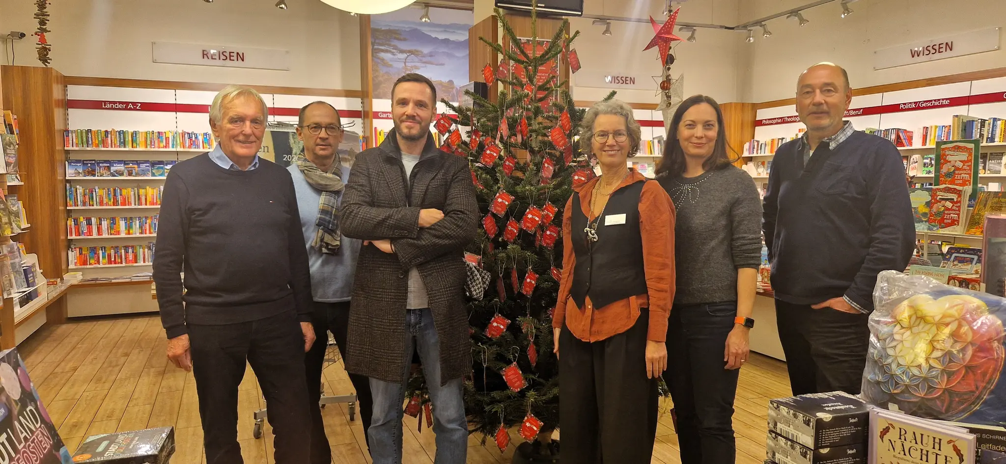 Geschenkebaum in der Buchhandlung Rupprecht: Bürgerstiftung ermöglicht ...